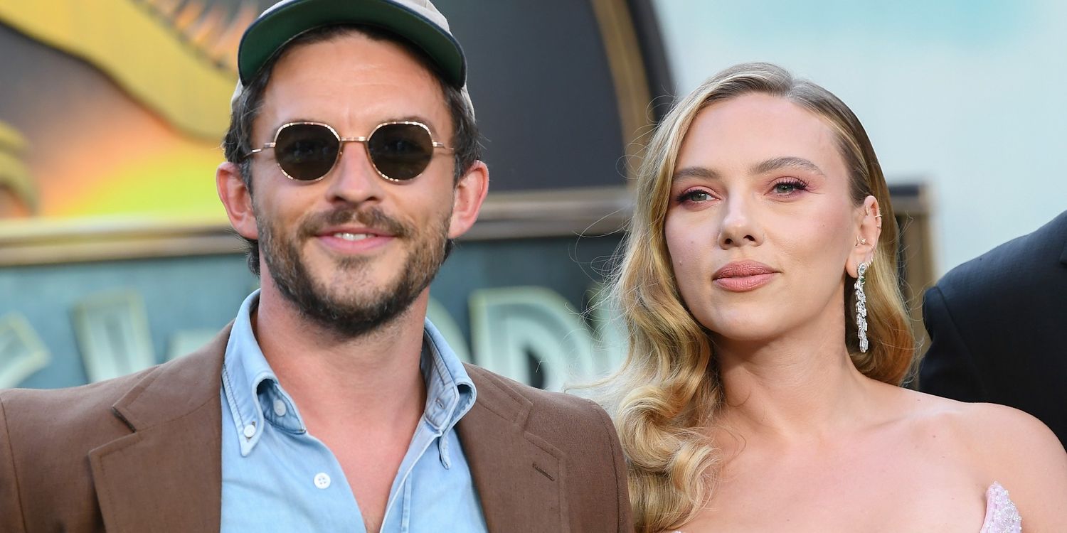 Scarlett Johansson kuste Jonathan Bailey hartstochtelijk voor de ogen ...